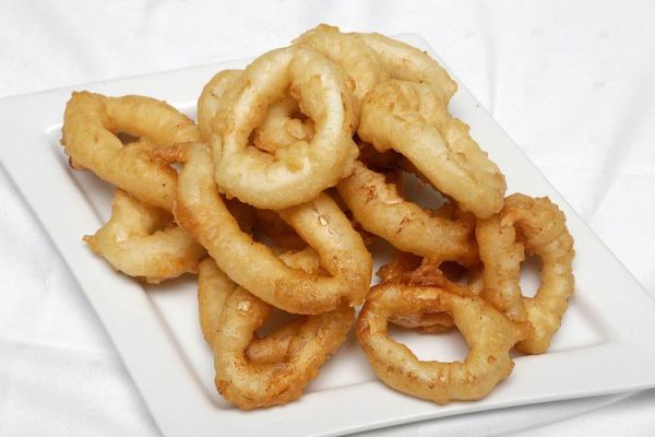 炸鱿鱼圈怎么做_没有面包糠的家常做法-第3张图片-山城妙识