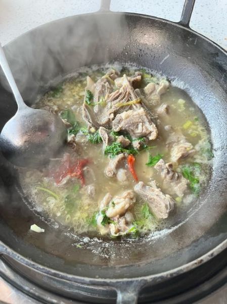 家庭羊肉汤锅的做法_怎样炖出奶白不膻的羊肉汤-第1张图片-山城妙识 家庭羊肉汤锅的做法_怎样炖出奶白不膻的羊肉汤-第1张图片-山城妙识