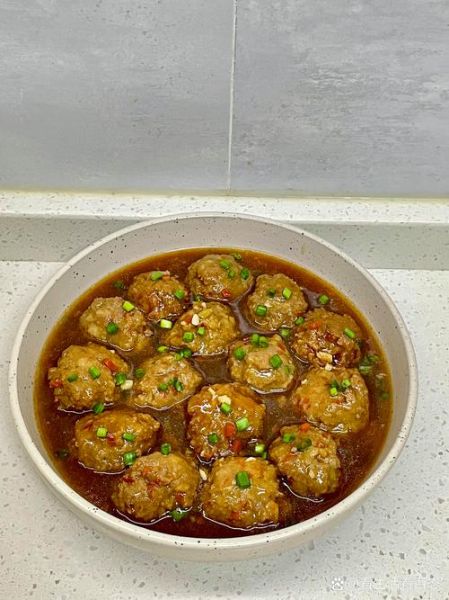 狮子头最正宗的做法_为什么狮子头要摔打上劲-第3张图片-山城妙识