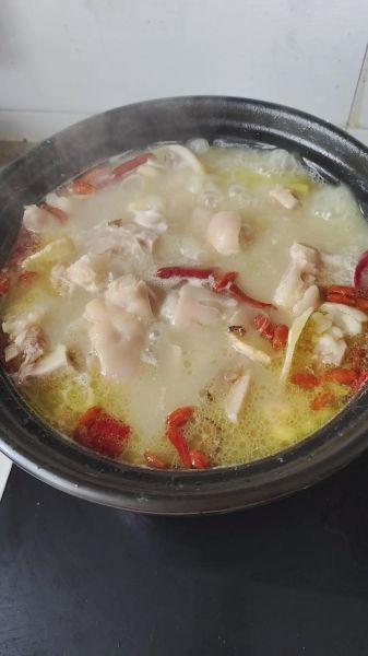 猪脚炖汤炖什么在里面最好吃_猪脚汤放什么食材最香-第3张图片-山城妙识 猪脚炖汤炖什么在里面最好吃_猪脚汤放什么食材最香-第3张图片-山城妙识