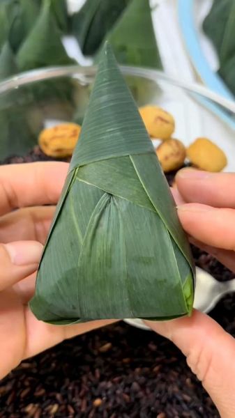 三角粽子怎样扎绳_三角粽子扎绳方法-第3张图片-山城妙识