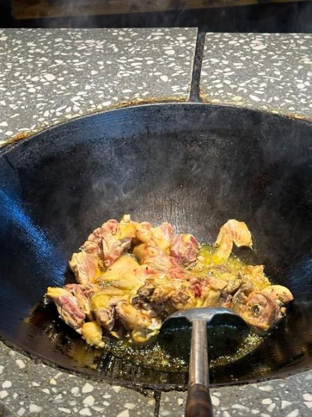 柴火烧鸡怎么做_柴火烧鸡最正宗做法-第1张图片-山城妙识