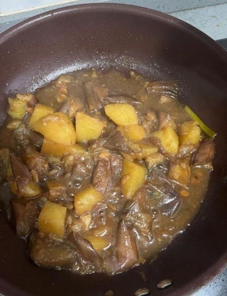 茄子土豆炖肉怎么做才入味_茄子土豆炖肉不糊锅技巧-第1张图片-山城妙识