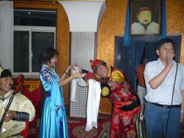 献哈达是哪个民族的_哈达礼仪由来-第1张图片-山城妙识