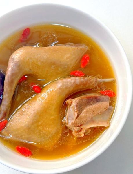 秋天鸽子汤放什么材料好_鸽子汤怎么炖最营养-第1张图片-山城妙识