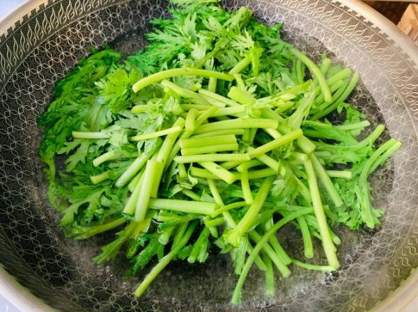 凉拌茼蒿要不要焯水_茼蒿焯水多久最佳-第3张图片-山城妙识