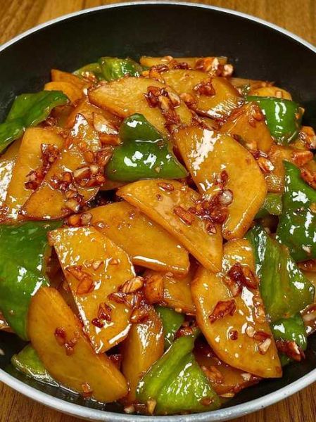 土豆青椒炒肉怎么做_土豆青椒炒肉先炒什么-第1张图片-山城妙识