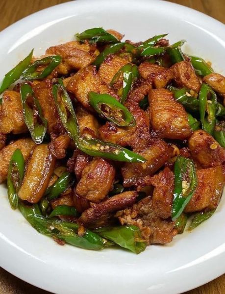 五花肉炒辣椒怎么做_五花肉炒辣椒辣不辣-第3张图片-山城妙识