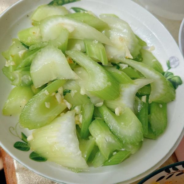 清炒西芹怎么做才脆_清炒西芹需要焯水吗-第1张图片-山城妙识