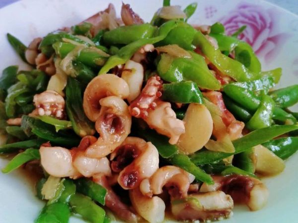 青椒炒鱿鱼怎么做_青椒炒鱿鱼的家常做法-第3张图片-山城妙识