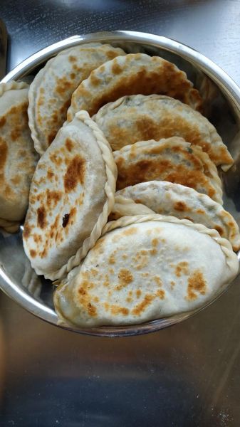 在家做韭菜盒子的做法_韭菜盒子怎么和面才软-第1张图片-山城妙识