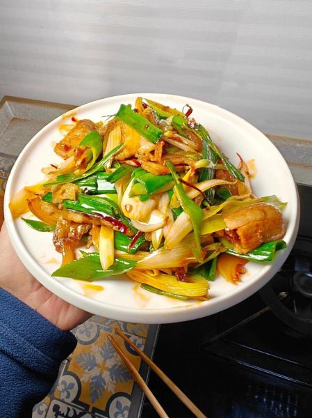 大葱炒五花肉家常做法_怎么做才好吃-第3张图片-山城妙识