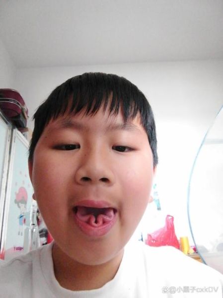 莲花卷舌头怎么做_莲花卷舌头练习方法-第1张图片-山城妙识