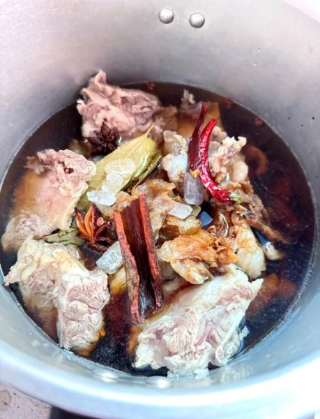 排骨怎么炖才好吃_排骨焯水用冷水还是热水-第2张图片-山城妙识