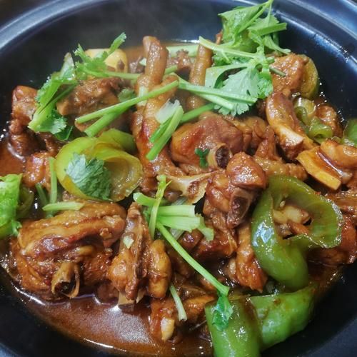 砂锅里焖一整只鸡怎么做_砂锅焖鸡要多久-第1张图片-山城妙识