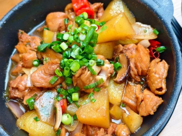 土豆黄焖鸡怎么做_黄焖鸡用鸡腿还是整鸡-第1张图片-山城妙识