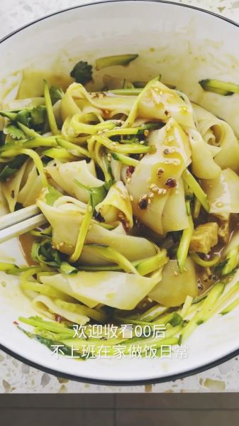 凉皮怎么做才筋道_凉皮需要哪些调料-第1张图片-山城妙识