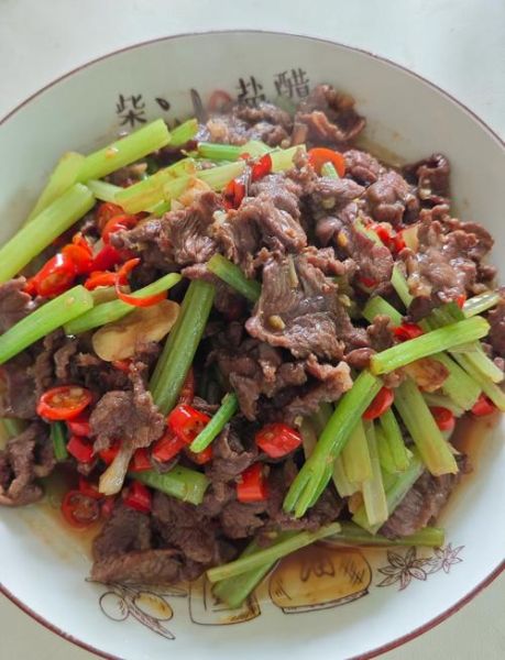 西芹炒牛肉丝怎么炒才嫩_西芹炒牛肉丝用哪个部位-第1张图片-山城妙识