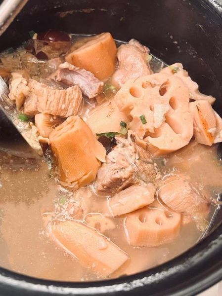 莲藕猪肉汤怎么做_莲藕猪肉汤的功效与禁忌-第3张图片-山城妙识