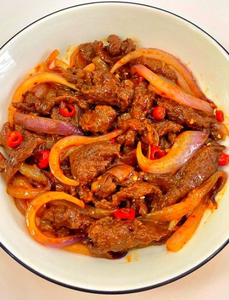 洋葱炒牛肉热量高吗_洋葱炒牛肉营养价值-第1张图片-山城妙识