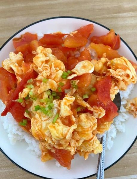 番茄炒蛋盖浇饭减肥可以吃吗_番茄炒蛋盖浇饭热量高吗-第1张图片-山城妙识