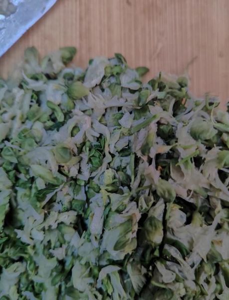 槐花饺子怎么调馅好吃_槐花饺子要不要焯水-第1张图片-山城妙识