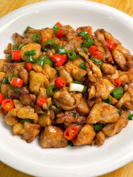 辣子炒鸡丁怎么做_辣子鸡丁用鸡腿还是鸡胸-第2张图片-山城妙识