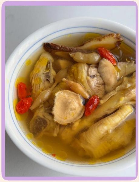 孕妇喝的鸡汤放什么好_孕妇鸡汤可以放哪些食材-第1张图片-山城妙识