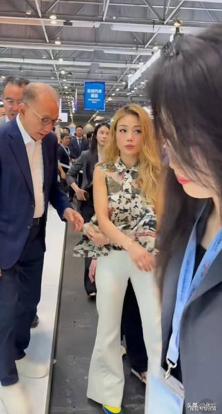 杨受成夹春卷什么意思_网络热梗由来-第1张图片-山城妙识 杨受成夹春卷什么意思_网络热梗由来-第1张图片-山城妙识