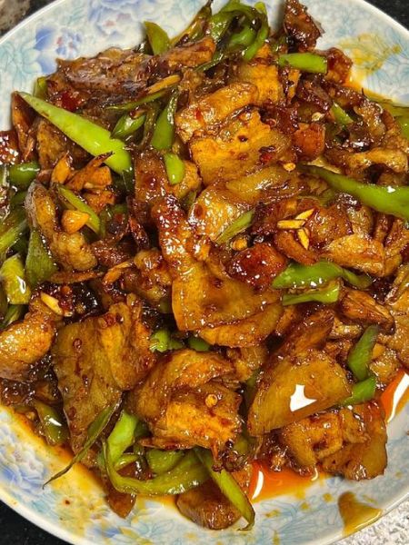 爆炒五花肉需要焯水吗_焯水后口感会变差吗-第1张图片-山城妙识