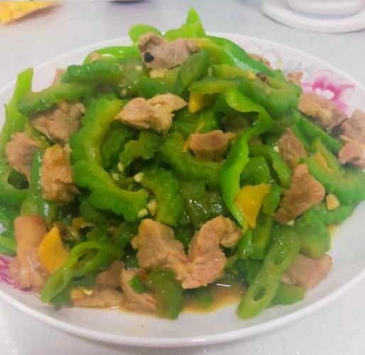 苦瓜炒肉怎么做_苦瓜炒肉的功效与作用-第1张图片-山城妙识 苦瓜炒肉怎么做_苦瓜炒肉的功效与作用-第1张图片-山城妙识