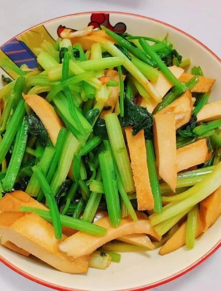 素炒芹菜怎么炒好吃_素炒芹菜用焯水吗-第1张图片-山城妙识