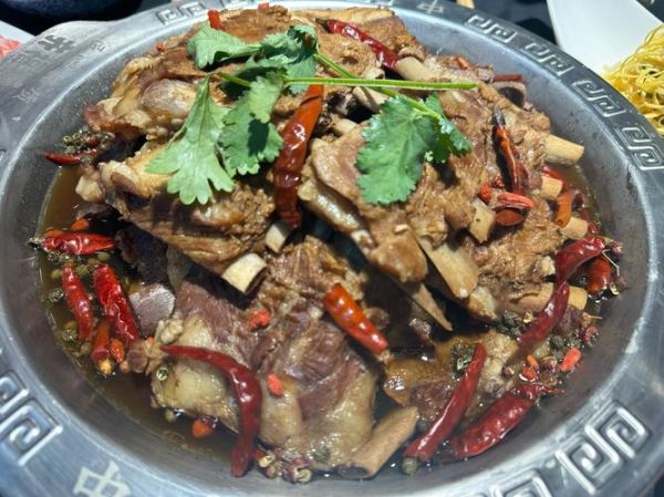 正宗红焖羊排锅怎么做_羊排去膻味技巧-第1张图片-山城妙识