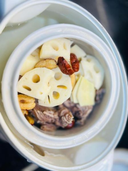 藕和什么一起炖汤好喝_藕炖汤的经典搭配-第1张图片-山城妙识