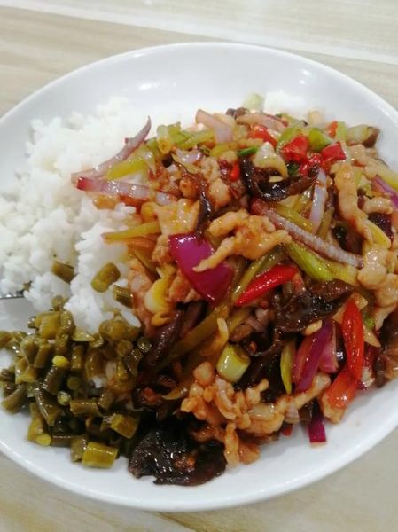 香辣肉丝盖浇饭怎么做_香辣肉丝盖浇饭家常做法-第2张图片-山城妙识