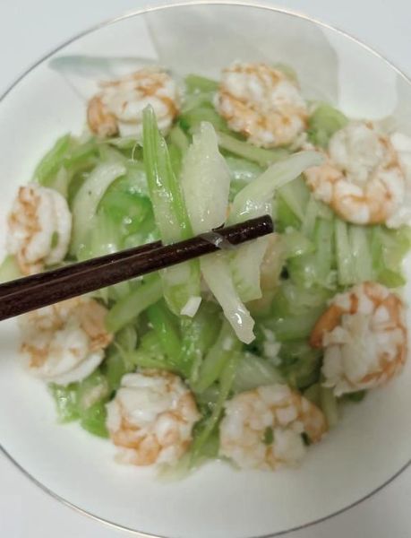 西芹炒腰果虾仁怎么做_西芹炒腰果虾仁需要焯水吗-第1张图片-山城妙识