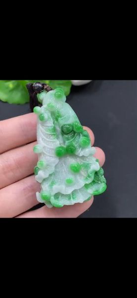 翡翠白菜吊坠的寓意是什么_佩戴翡翠白菜吊坠有什么讲究-第1张图片-山城妙识