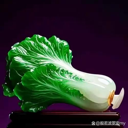 翡翠白菜吊坠的寓意是什么_佩戴翡翠白菜吊坠有什么讲究-第3张图片-山城妙识