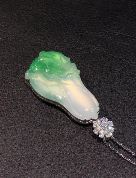 翡翠白菜吊坠的寓意是什么_佩戴翡翠白菜吊坠有什么讲究-第2张图片-山城妙识