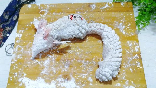 松鼠鱼怎么切花刀_松鼠鱼刀法图解窍门-第1张图片-山城妙识