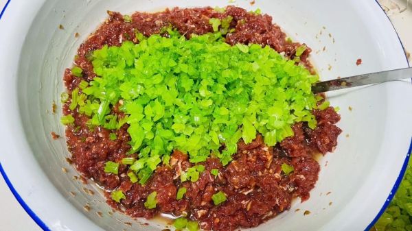 芹菜牛肉饺子馅怎么调好吃_芹菜牛肉饺子馅做法窍门-第2张图片-山城妙识