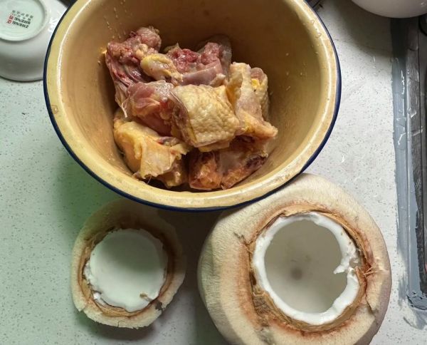 椰子煲鸡汤的做法_椰子鸡汤怎么煲好喝-第3张图片-山城妙识