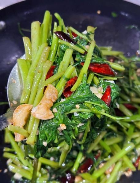 空心菜怎么炒好吃不变色_空心菜炒不变黑技巧-第2张图片-山城妙识