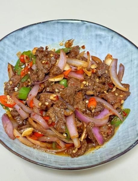 洋葱炒牛肉怎么炒才嫩_洋葱炒牛肉家常窍门-第1张图片-山城妙识