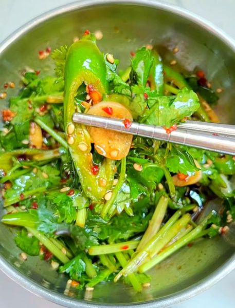 凉拌香菜怎么做才好吃_香菜凉拌要不要焯水-第3张图片-山城妙识