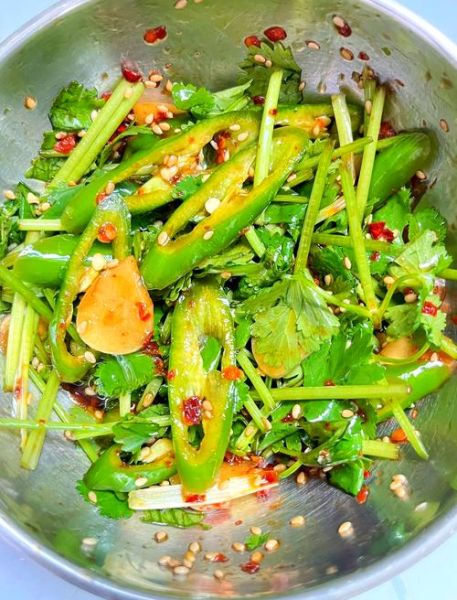 凉拌香菜怎么做才好吃_香菜凉拌要不要焯水-第2张图片-山城妙识