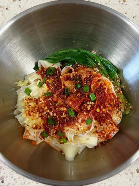 油泼面怎么做简单又好吃_油泼面家常做法步骤-第2张图片-山城妙识