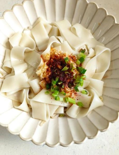 油泼面怎么做简单又好吃_油泼面家常做法步骤-第3张图片-山城妙识