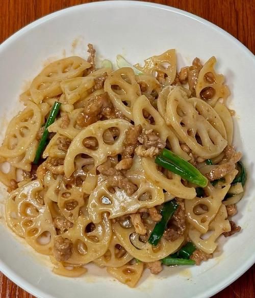 莲菜炒肉怎么做_莲菜炒肉的家常做法-第1张图片-山城妙识 莲菜炒肉怎么做_莲菜炒肉的家常做法-第1张图片-山城妙识