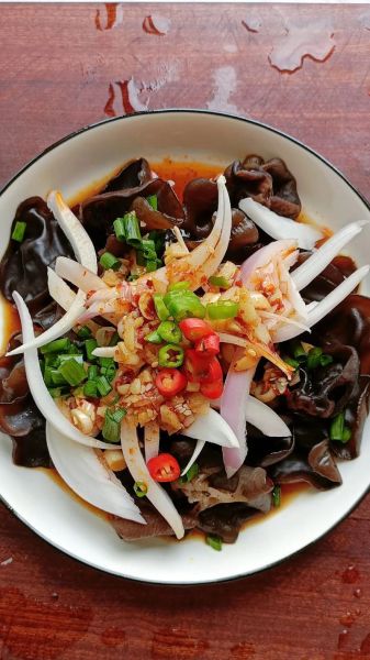 凉拌木耳洋葱怎么做好吃_木耳洋葱凉拌要不要焯水-第1张图片-山城妙识 凉拌木耳洋葱怎么做好吃_木耳洋葱凉拌要不要焯水-第1张图片-山城妙识